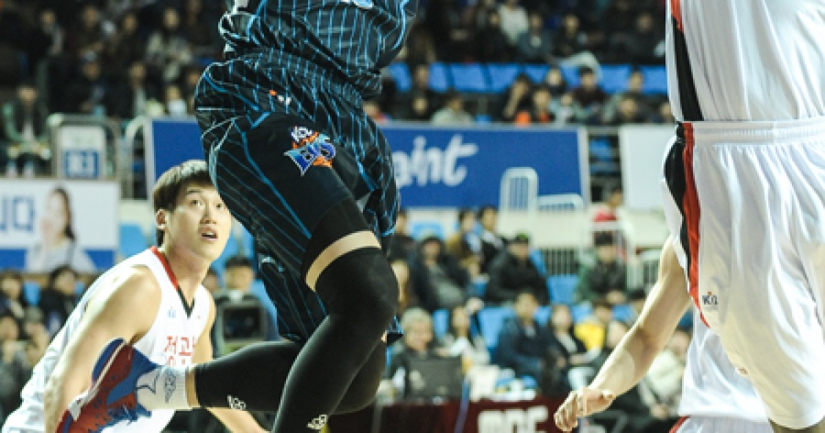 '김민구 27점' KCC, KGC 잡고 7위 확정