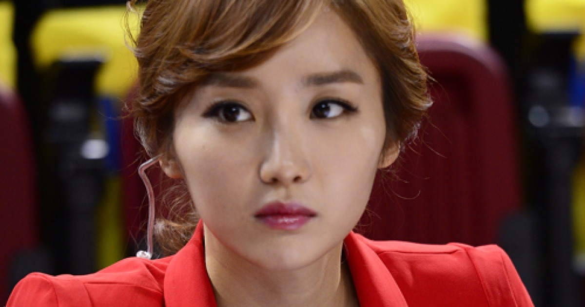 [포토엔]윤태진아나운서 '미모에 어울리는 강렬 레드재킷