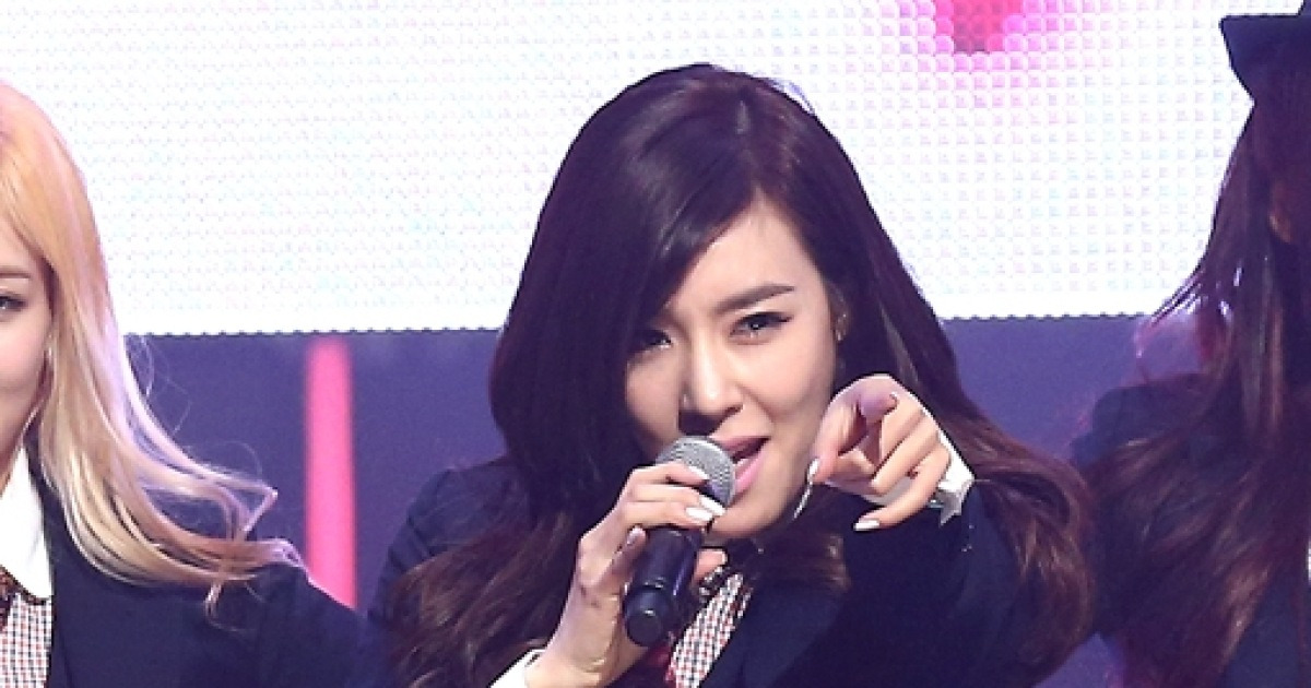 소녀시대 티파니 "2NE1과의 경쟁 재미있다"