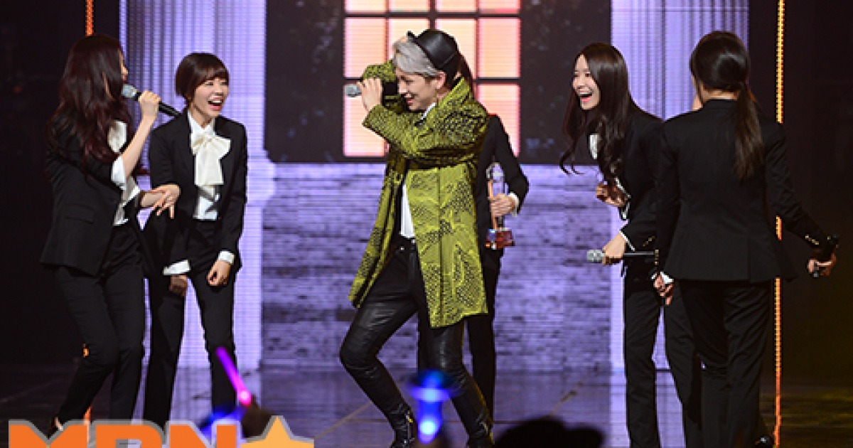 샤이니 키, '1위 차지한 소녀시대 위해 카메라 포즈' [MBN포토]