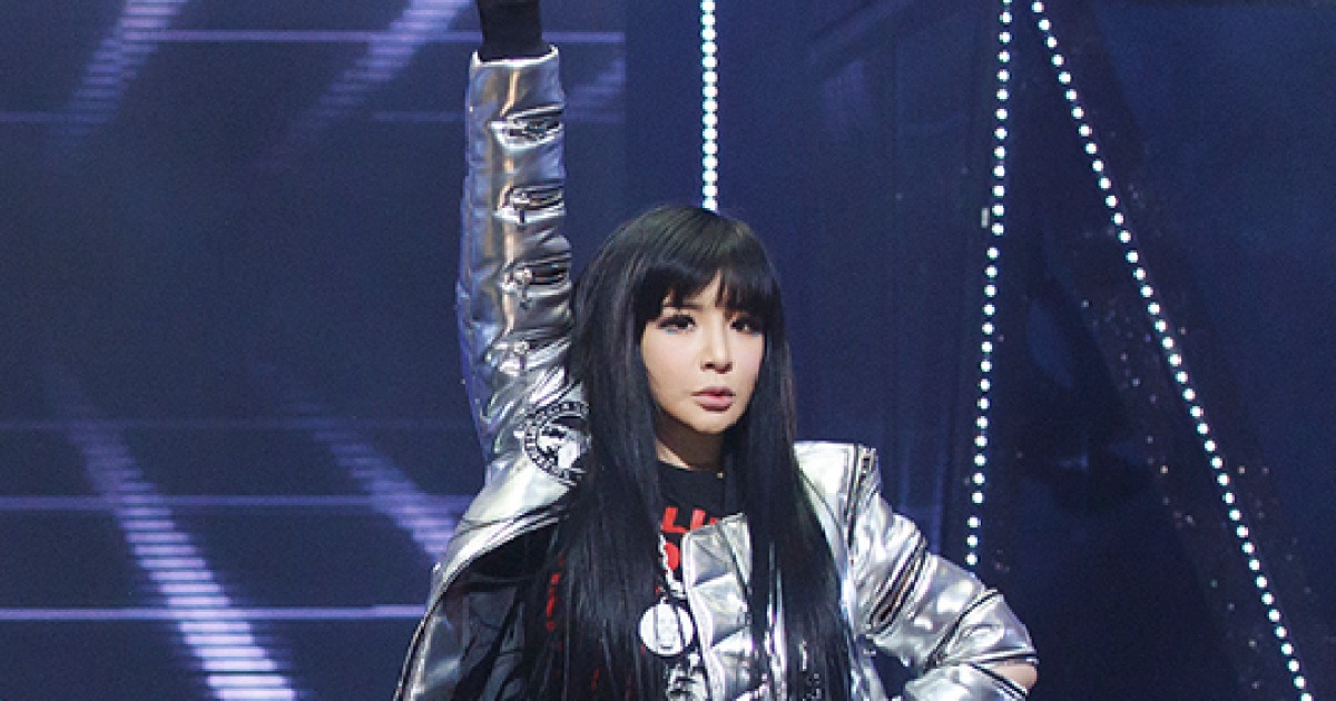 [TD포토] 2NE1 박봄 '손을 뻗어도 보이지 않는 하의'