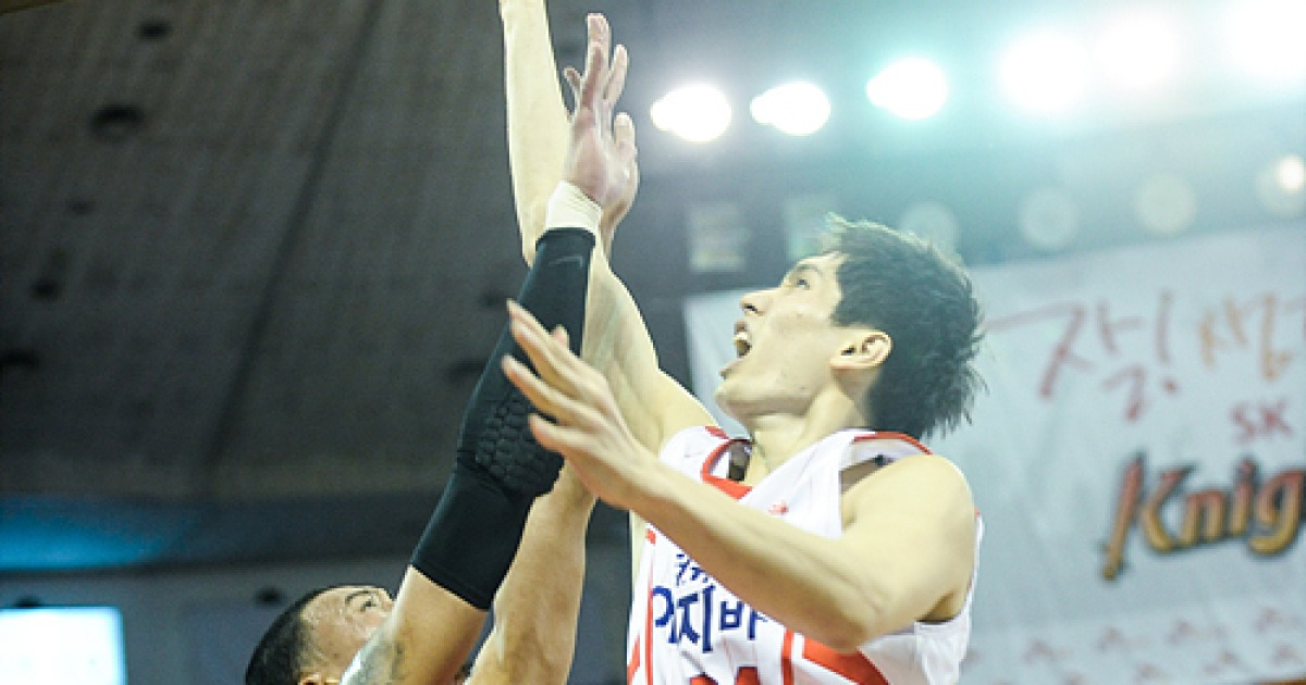 [KBL] 장재석 '박승리 수비 넘어 레이업 시도'