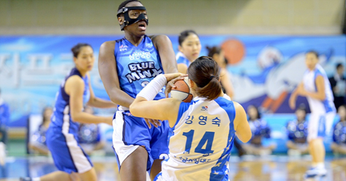 [WKBL] 샤데, '힘으로 눌러버린다'