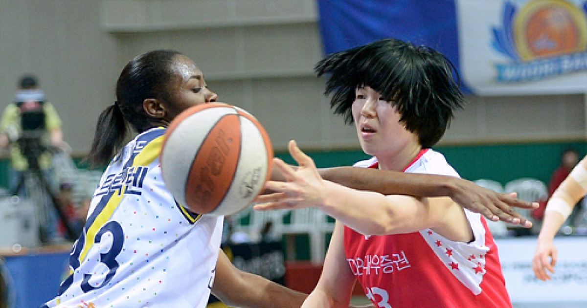 [WKBL] 김소담, '골밑으로 바로 패스'