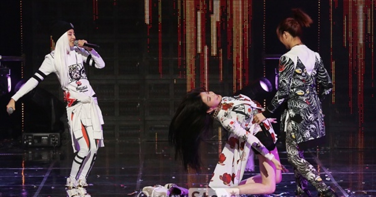 [오마이포토] 2NE1 '1위 기쁨은 텀블링으로'