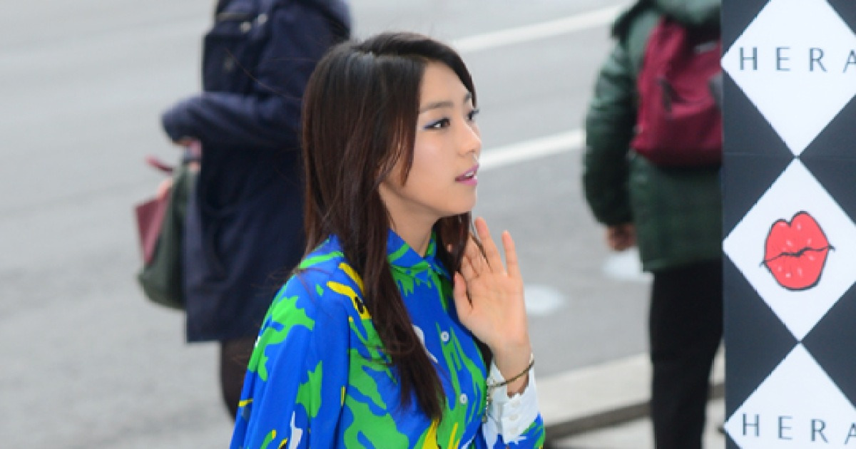 [TD포토] 씨스타 보라 '화이트 스키니에 돋보이는 각선미'