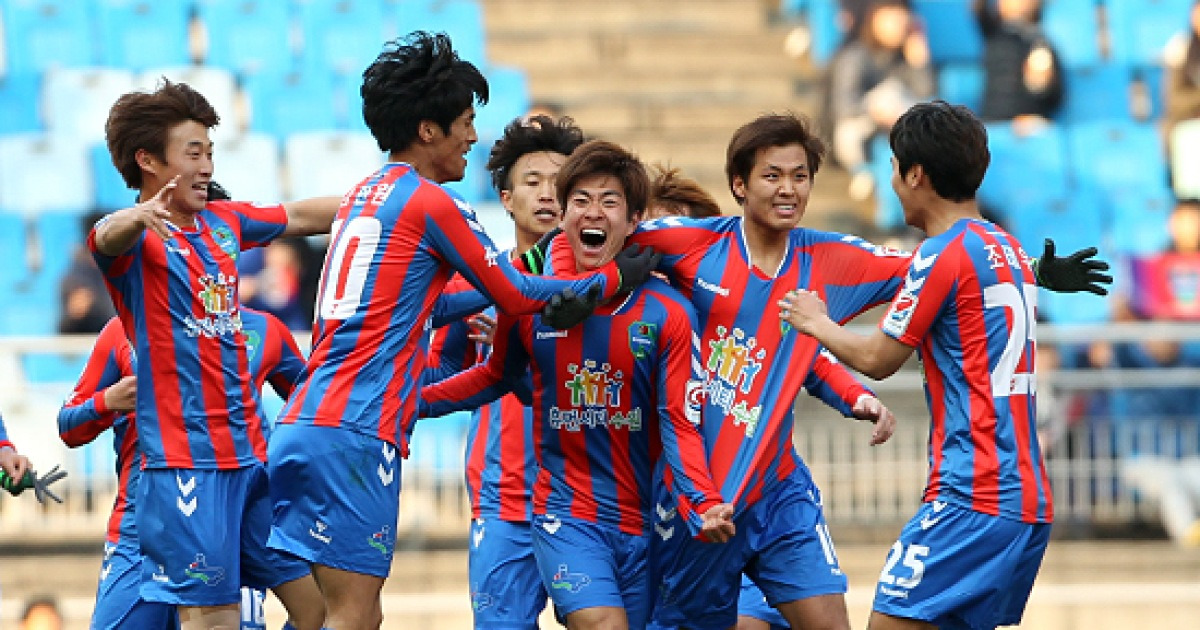 [b11포토] 역전골의 기뻐하는 수원 FC 선수들.