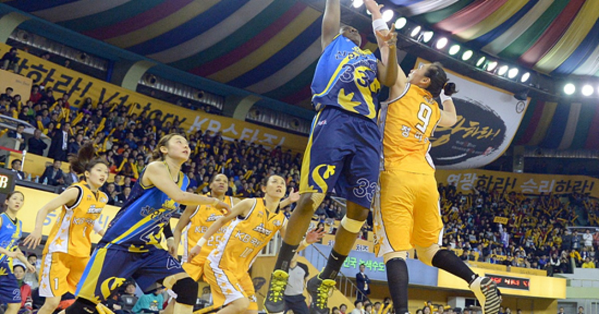 [WKBL] 스트릭렌, '모두 비켜'