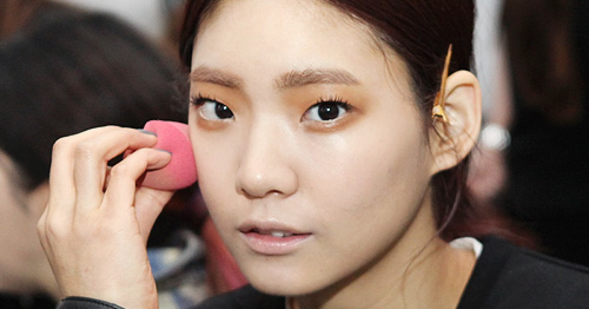 [bnt포토] 주선영 '메이크업 받고 있어요~' (서울패션위크 백스테이지)