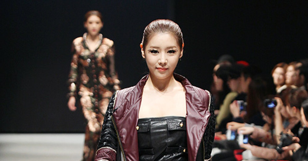 [bnt포토] 나인뮤지스 성아, 각선미 돋보이는 캣워크