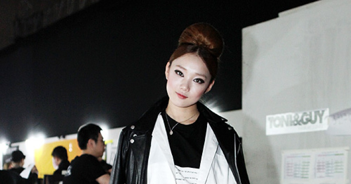 [bnt포토] 이성경, 백스테이지 사복패션 '블랙앤화이트 끝판왕'