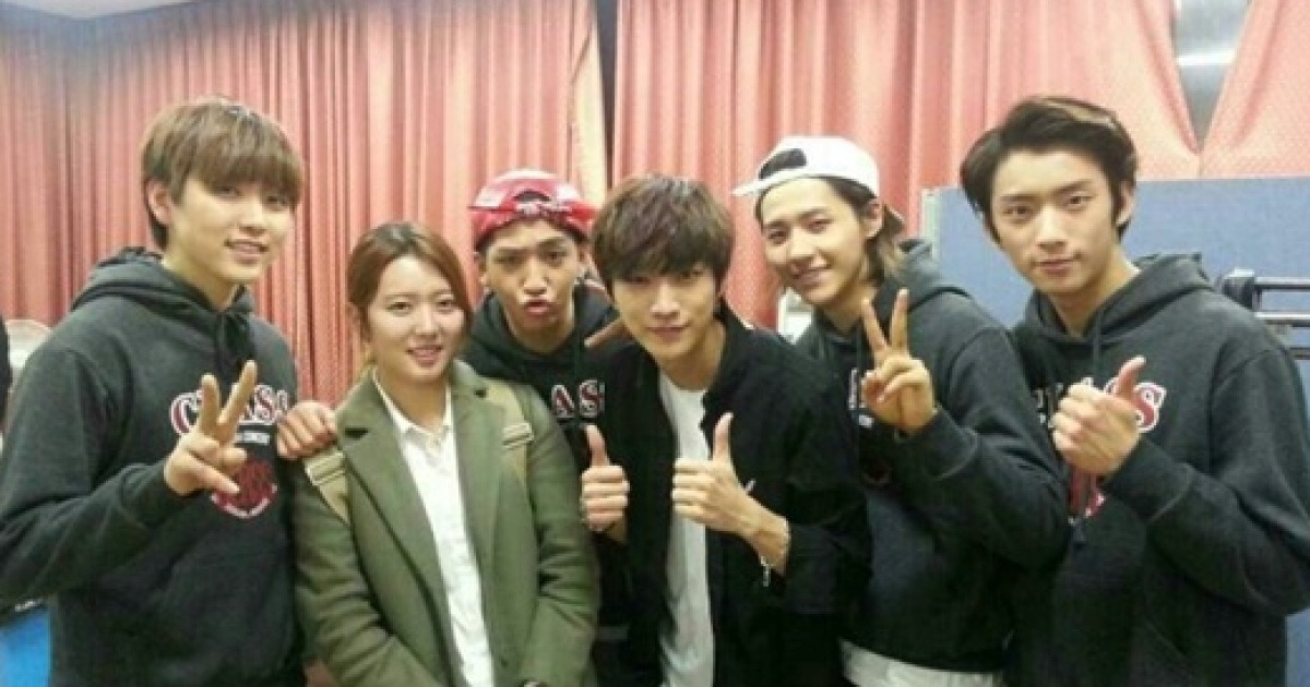 "B1A4와 사진 찍은 홍가혜?" 연예부 기자 행세까지..끝없는 과거 행적