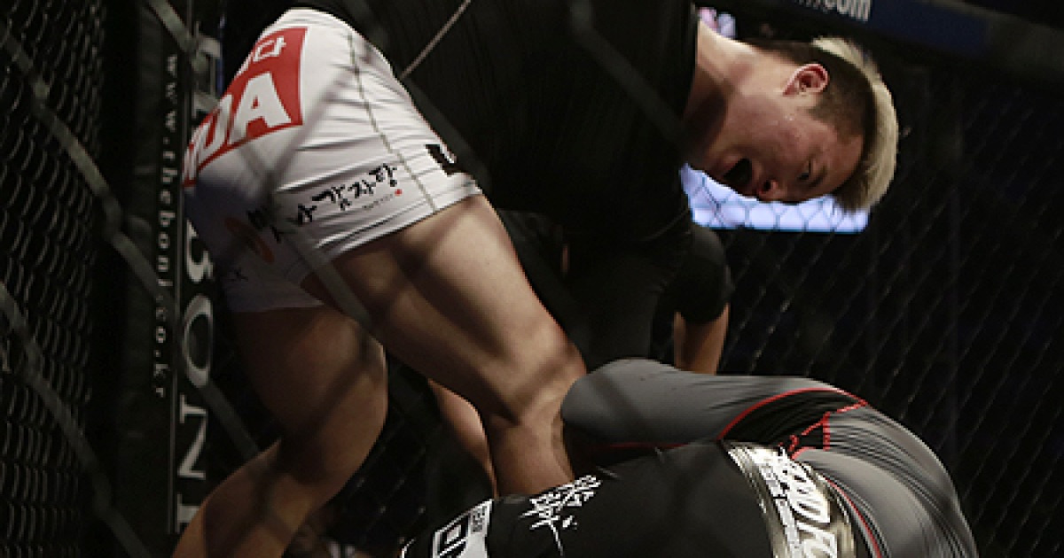 [로드FC] '주먹이 운다' 박현우, 김재훈에 1R TKO승