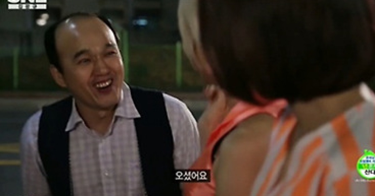 'SNL' AOA, 몸매 드러난 짧은치마+찰진 욕연기 '김광규 쌍코피'