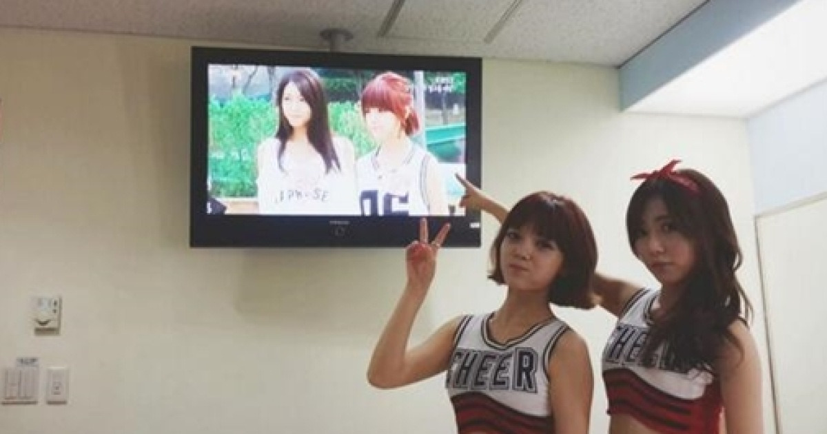 '1박2일' AOA, 치어리더 의상 입고 본방 사수 인증 '브이'