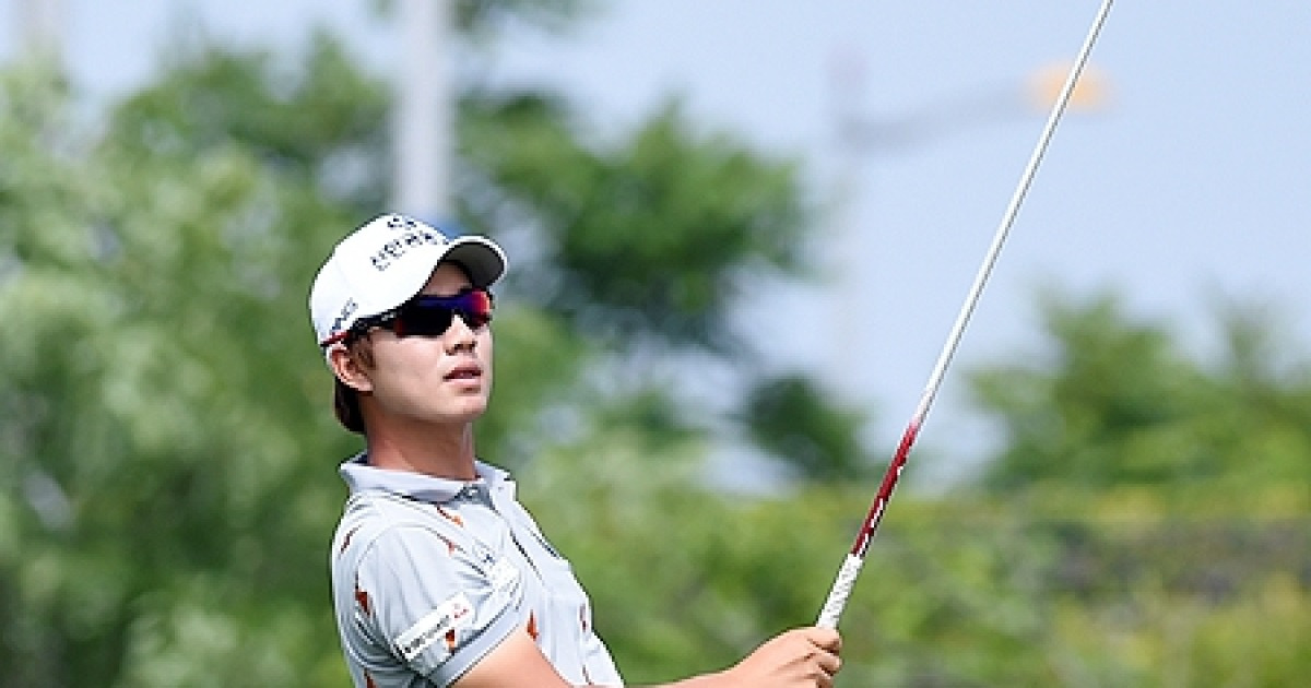 [야마하·한경 KPGA 선수권대회]송영한, '끝까지 공 바라보며~'