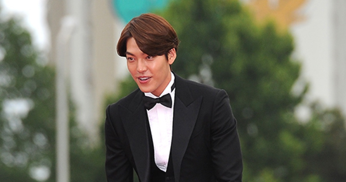 김우빈 '멀리서도 눈에 띄는 훤칠한 기럭지' [MBN포토]