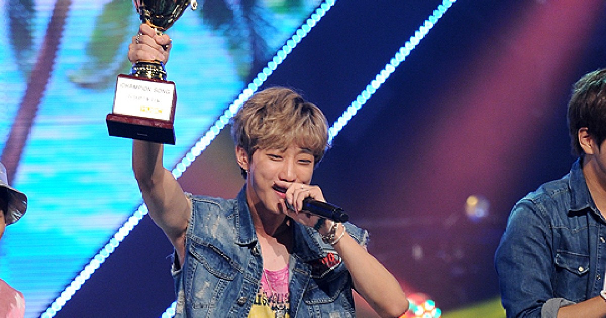 [TD포토] B1A4 진영 '챔피언송 트로피 번쩍 들어 올리고'