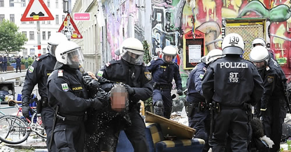 AUSTRIA POLICE SQUATTER EVICTION