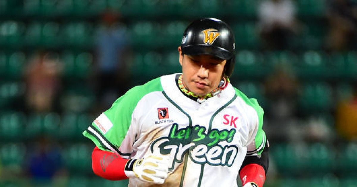 '김강민 첫 만루포-최다 6타점' SK, NC 꺾고 2연패 끝