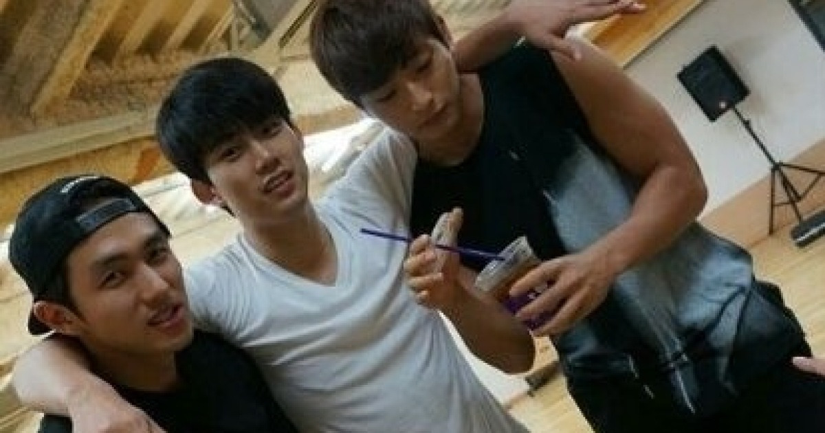 2AM, 2PM idols take selfie at concert practice