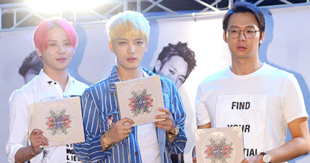 [TD영상] JYJ, 3년 만에 팬사인회 개최..팬들은 열광 '빛나는 완전체'