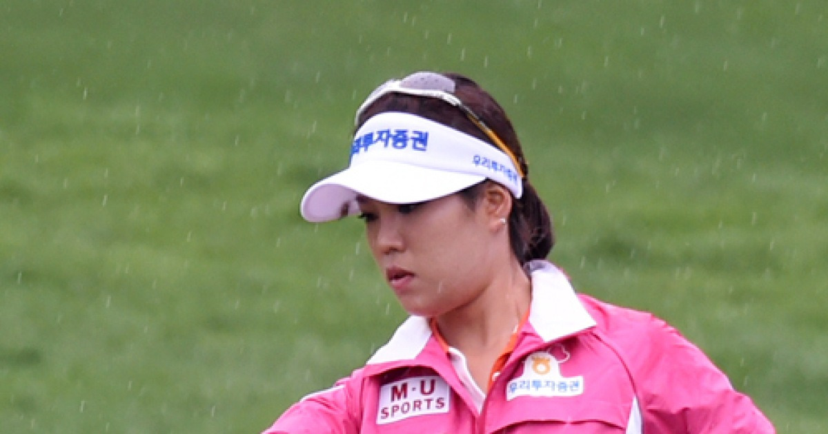 [포토엔]이승현 '클럽에 빗 방울이' (KLPGA 넵스)