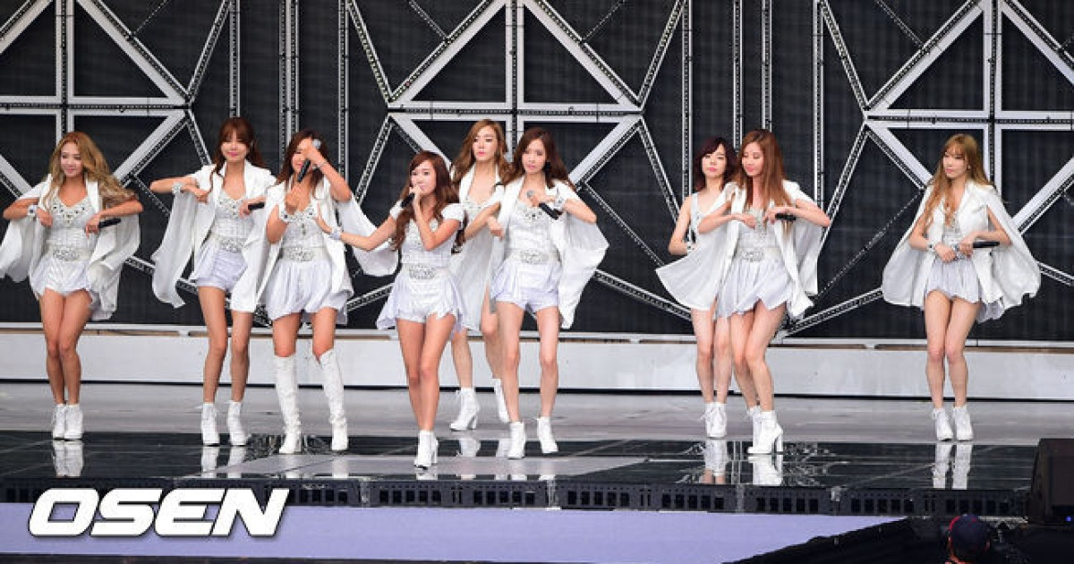 'SM타운' 7주년 소녀시대, 데뷔곡 '다시 만난 세계' 무대 눈길