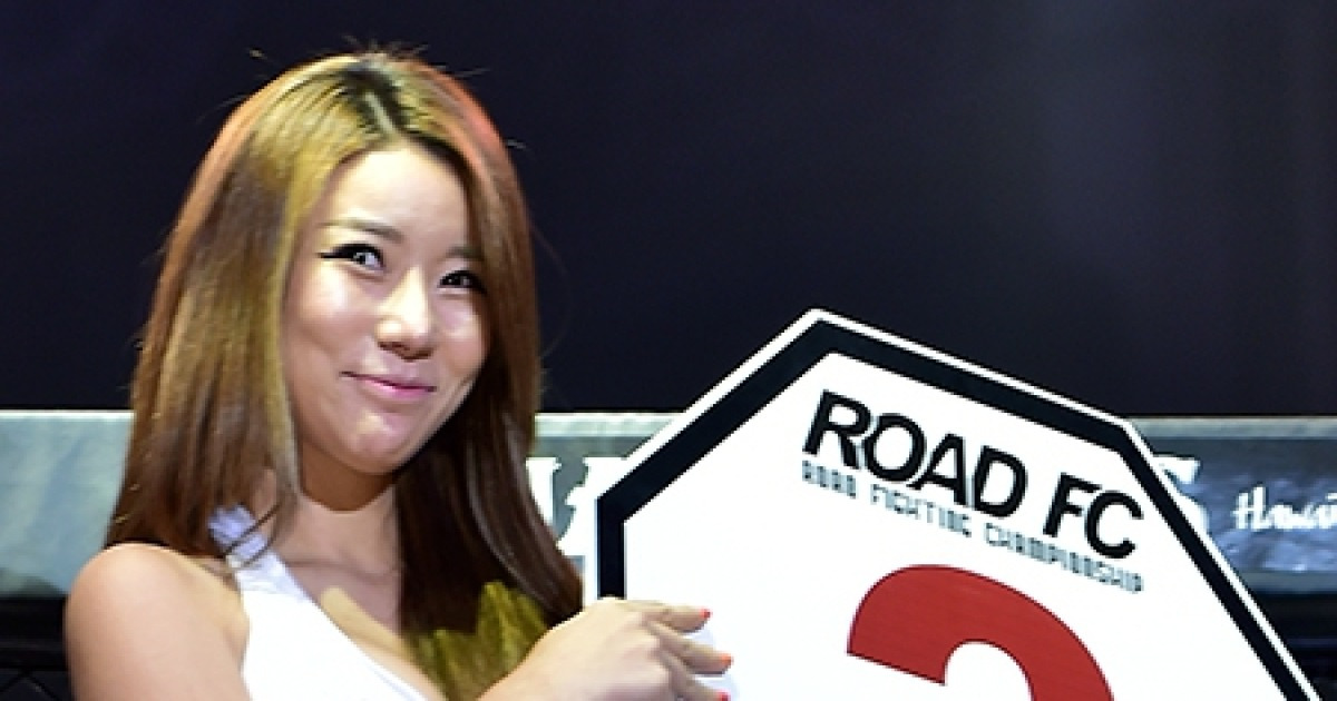 [포토] 김시연, '로드걸로 뽑아 주실거죠~?'(로드FC017)