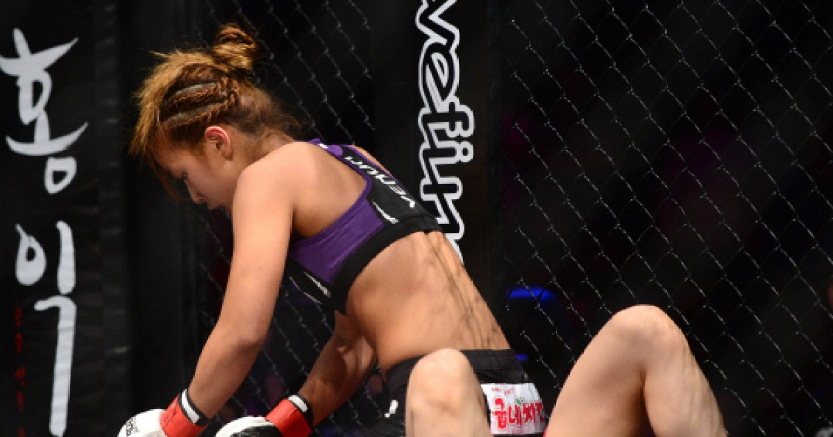 '로드FC' 송가연, 데뷔전 완승..데뷔전을 짜릿한 TKO 승으로 '대박'