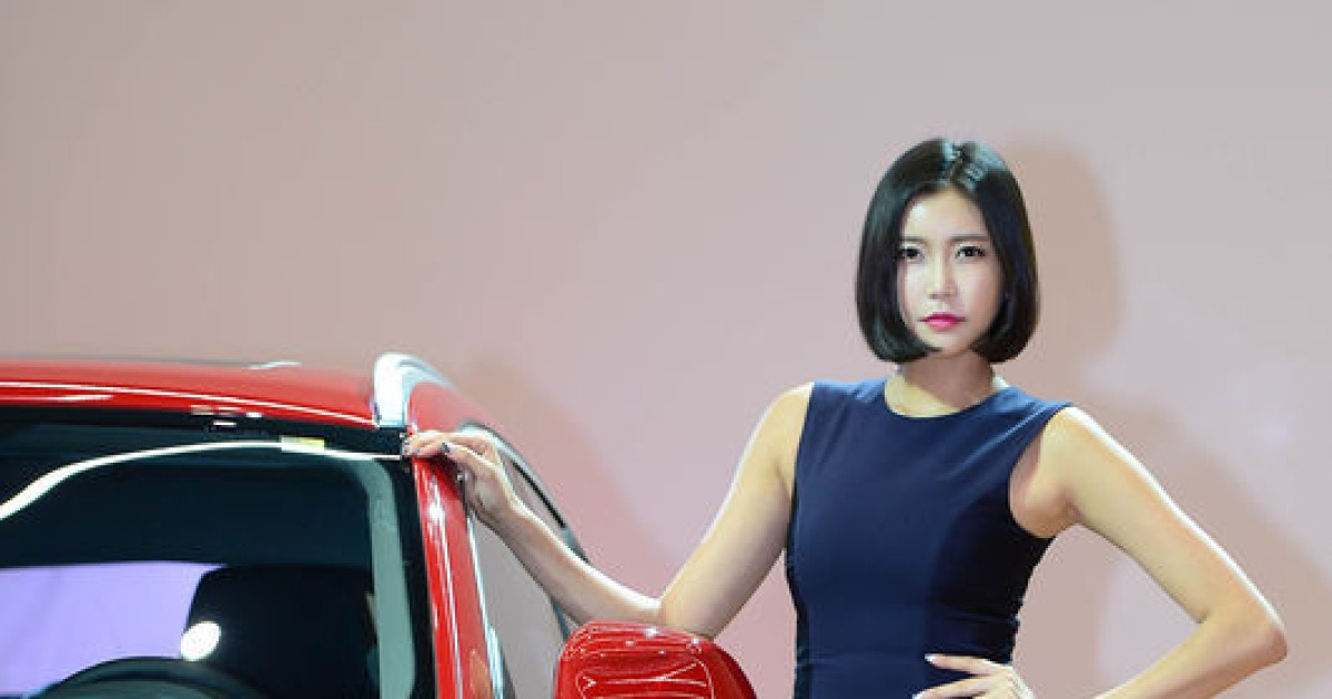 [사진]BMW 뉴 X4,'섹시한 모델과 함께'