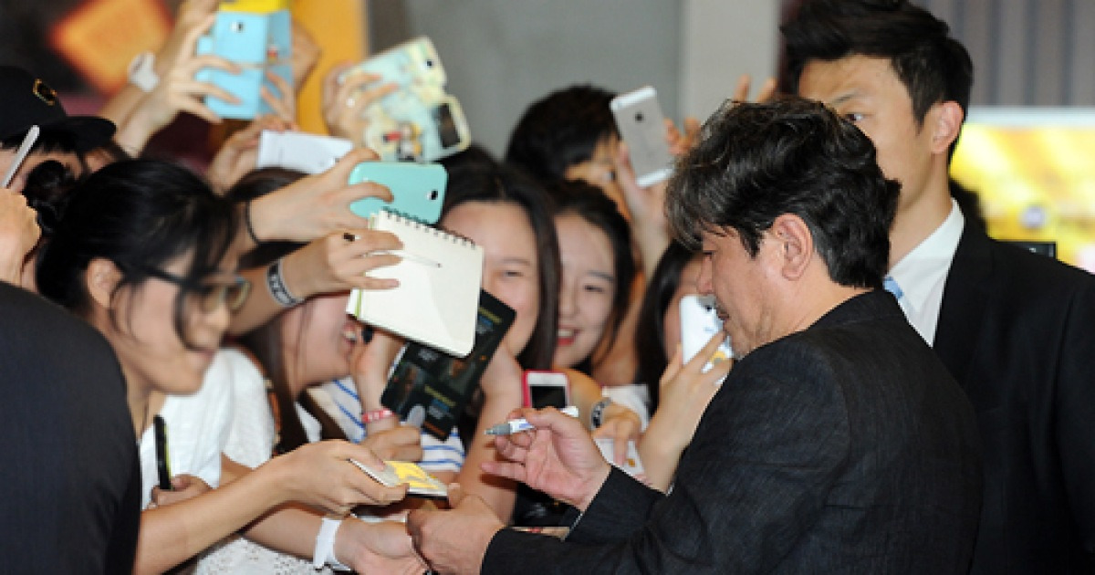 최민식, '사인도 정성껏' [MBN포토]