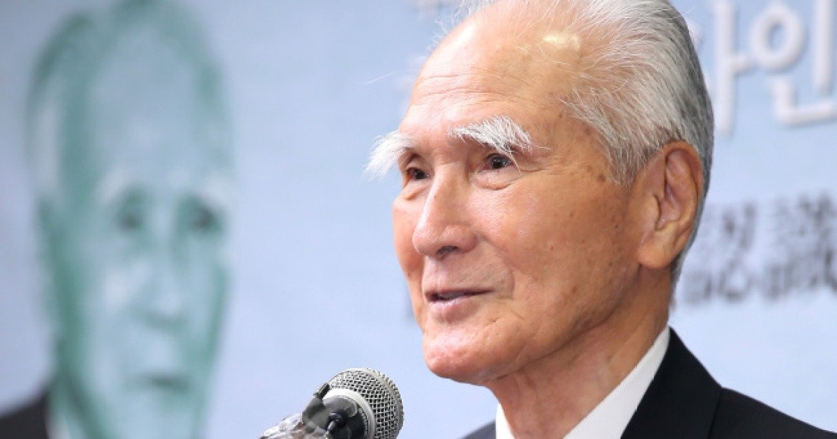 Ex-Japanese leader lashes Abe on history
