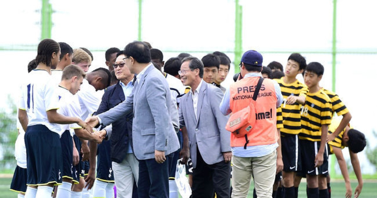 [사진]U-15 경북-토튼햄,'조중연 前대한축구협회 회장의 격려'