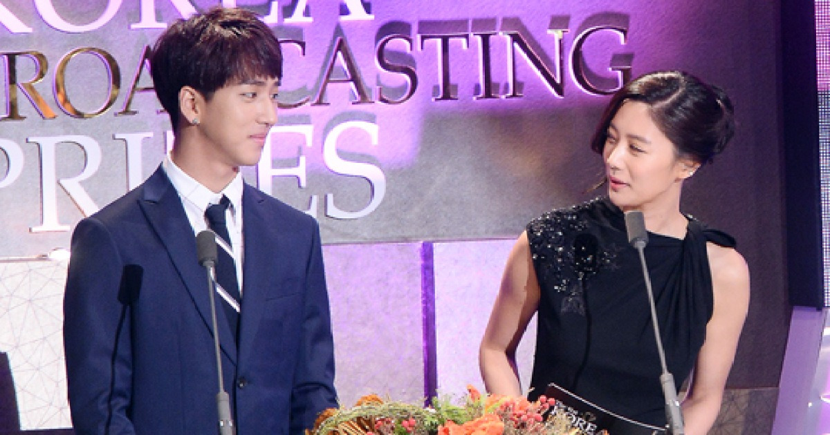 [TD포토] B1A4 바로 '클라라 눈빛에 얼음' (한국방송대상)