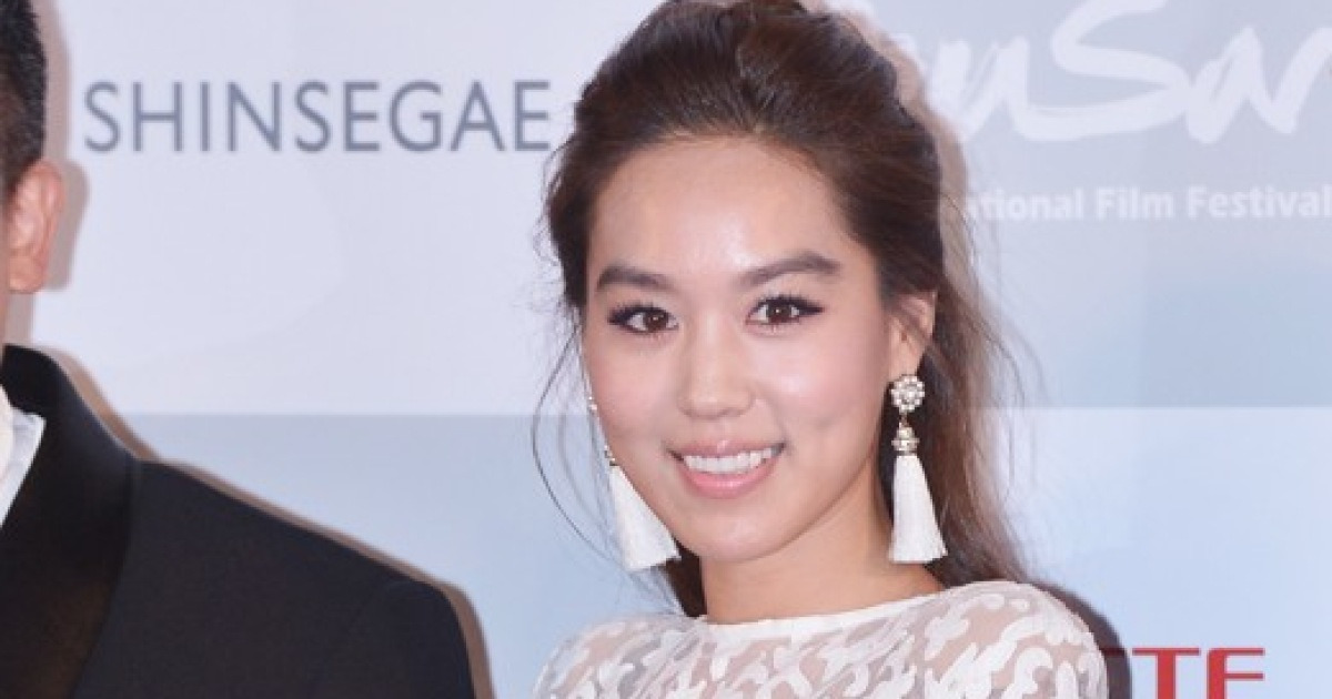 [19th BIFF] 김희정, 전라 의심케한 파격 드레스로 '시선집중'