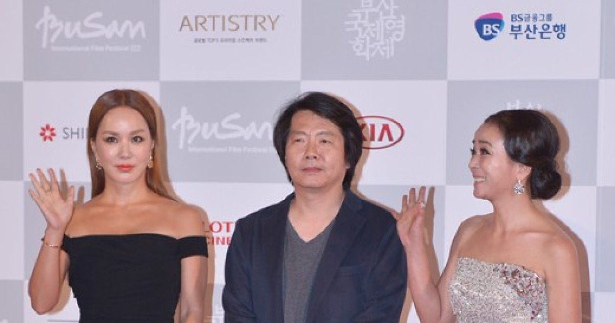 [T포토] 엄정화-권칠인-조민수 '관능적인 손인사'(19th BIFF)