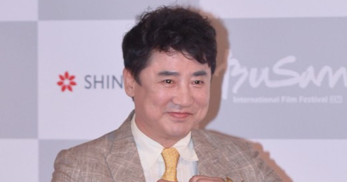 [T포토] 이영하 '사랑의 하트 발사'(19th BIFF)