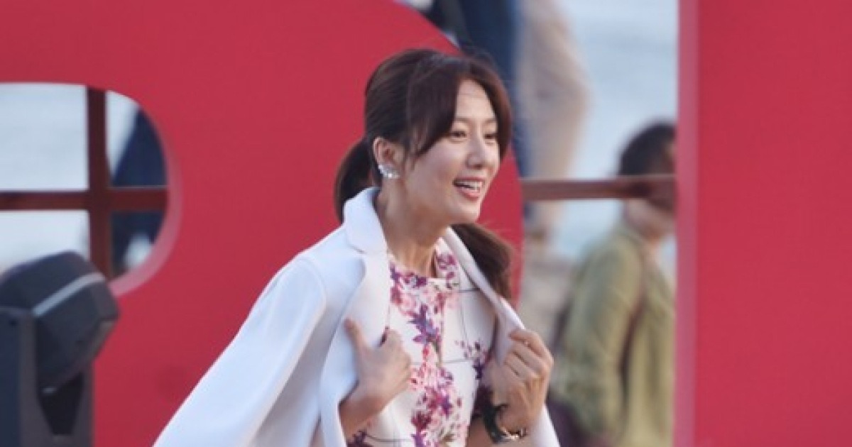 [T포토] 김희애 '청바지를 입어도 드러나는 매끈 각선미'(19th BIFF)