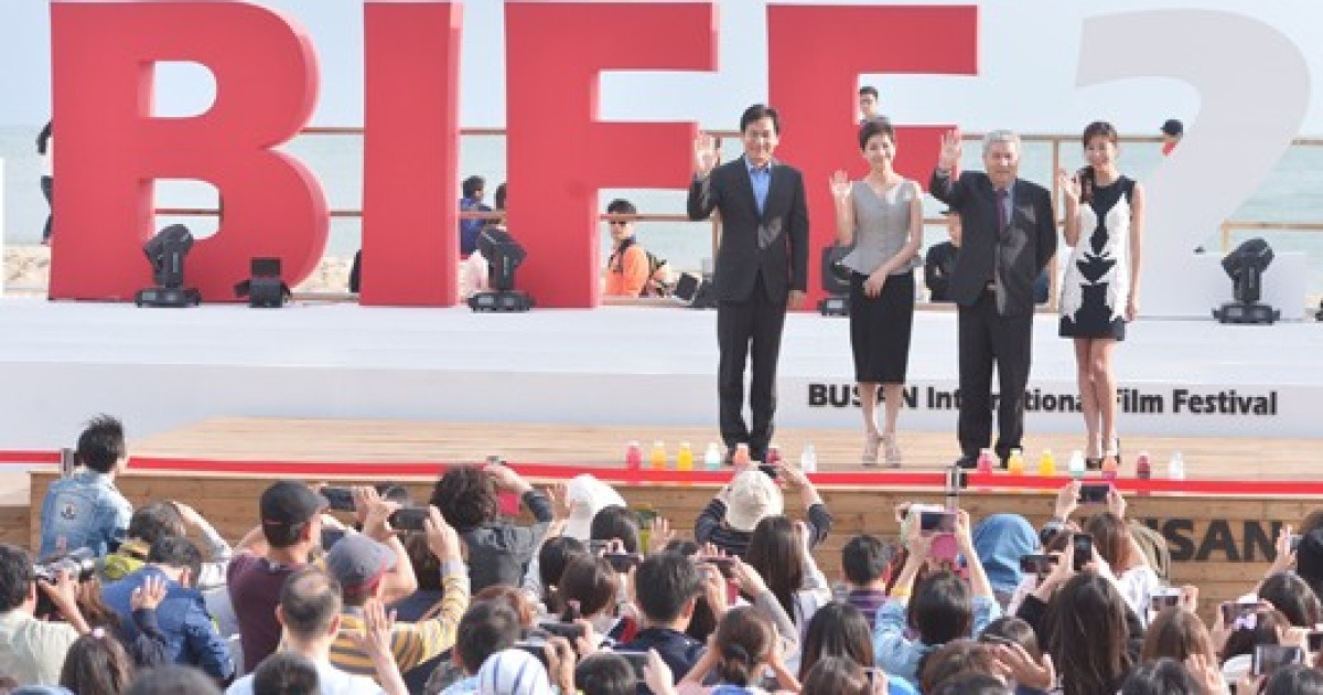 [T포토] 화장 '관객들의 열띤 환호에 싱글벙글'(19th BIFF)