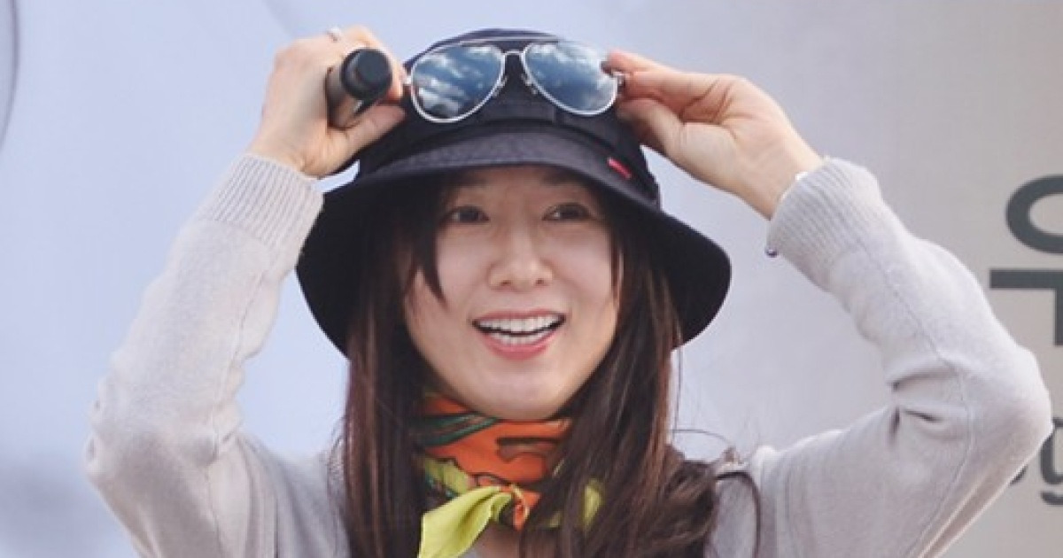 [T포토] 김희애 "선글라스는 모자 위에 써야죠"(19th BIFF)