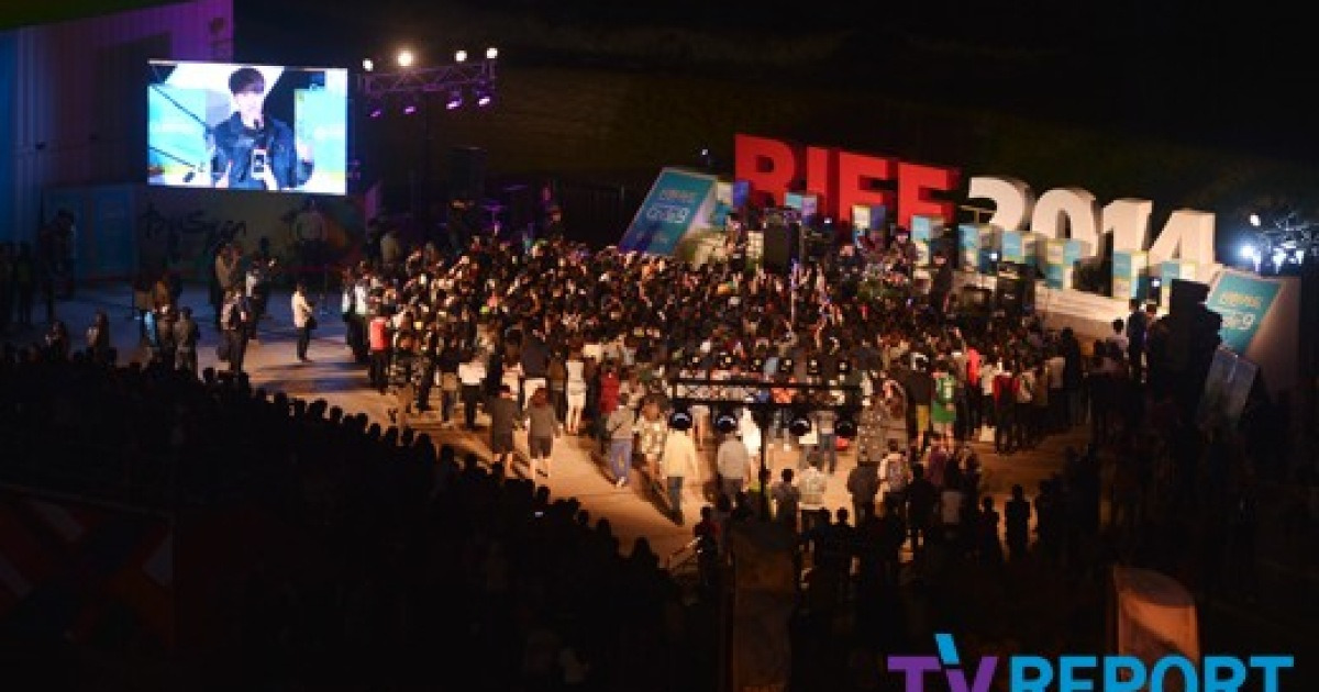 [T포토] 딕펑스 '바닷가 한 가운데에서 펼쳐지는 콘서트'(19th BIFF)