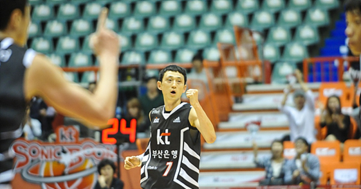 [KBL] KT 윤여권 '주먹 불끈 쥐고 세레머니 펼치는 윤여권'