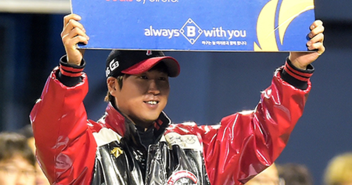 우규민 '준PO2차전 MVP'[포토]