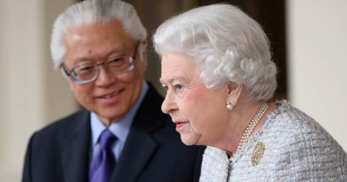 Queen sends first tweet, signed 'Elizabeth R'