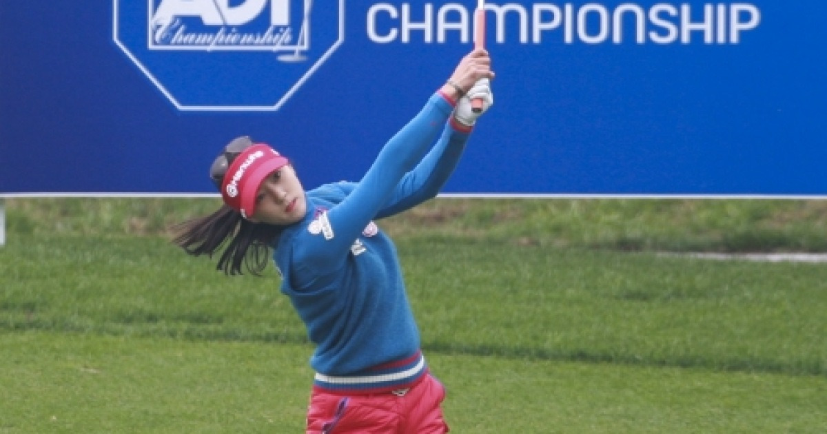 윤채영 "퍼트 따라주면 마지막날 좋은 성적 낼듯"(ADT캡스 2R)