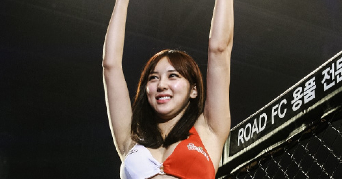 [bnt포토] 로드걸 박진아 '응원도 화끈하게'(로드FC019대회)