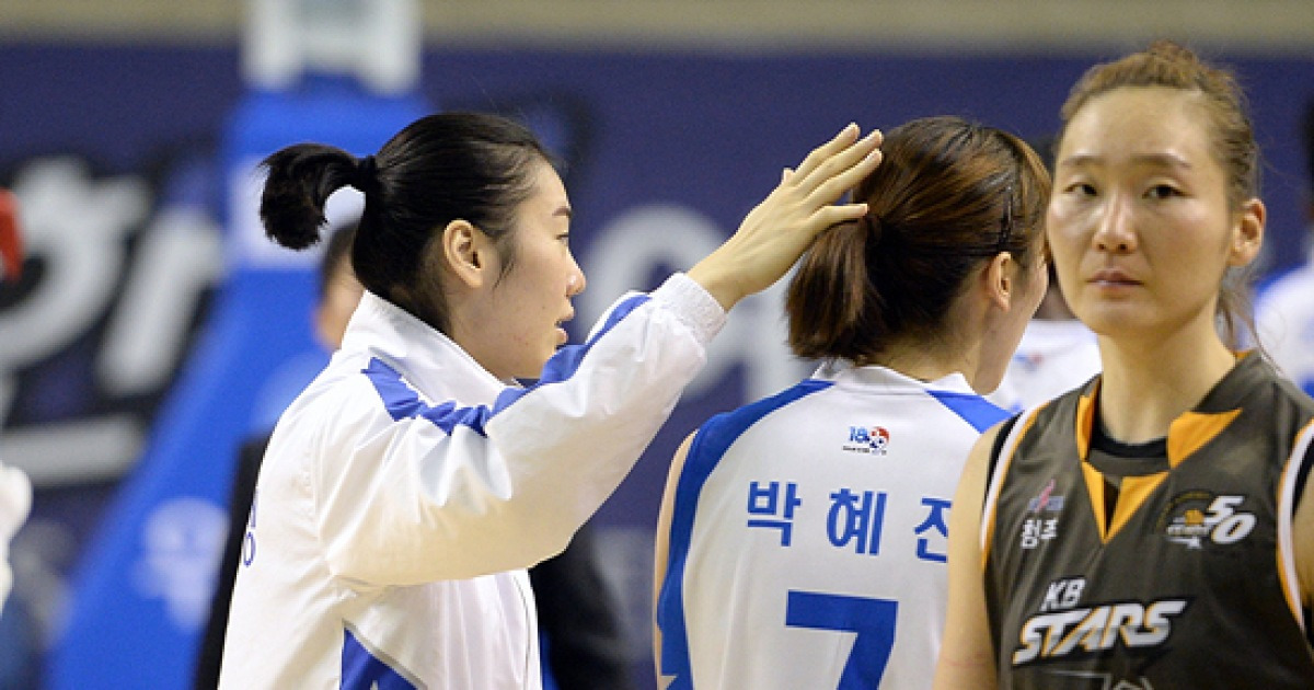 [WKBL] 우리은행 박언주, '우리 동생 괜찮니?'