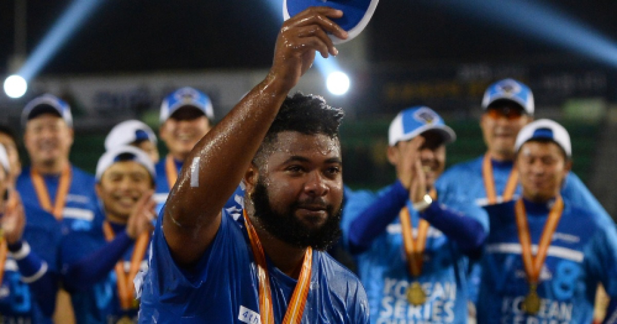 [SW포토] MVP받은 나바로