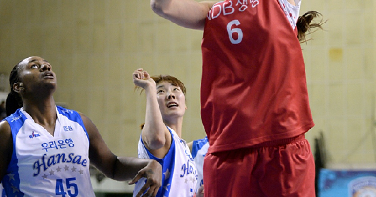 [WKBL] KDB 테일러, '그래도 높이에서는 아직도 날 못이기지.'